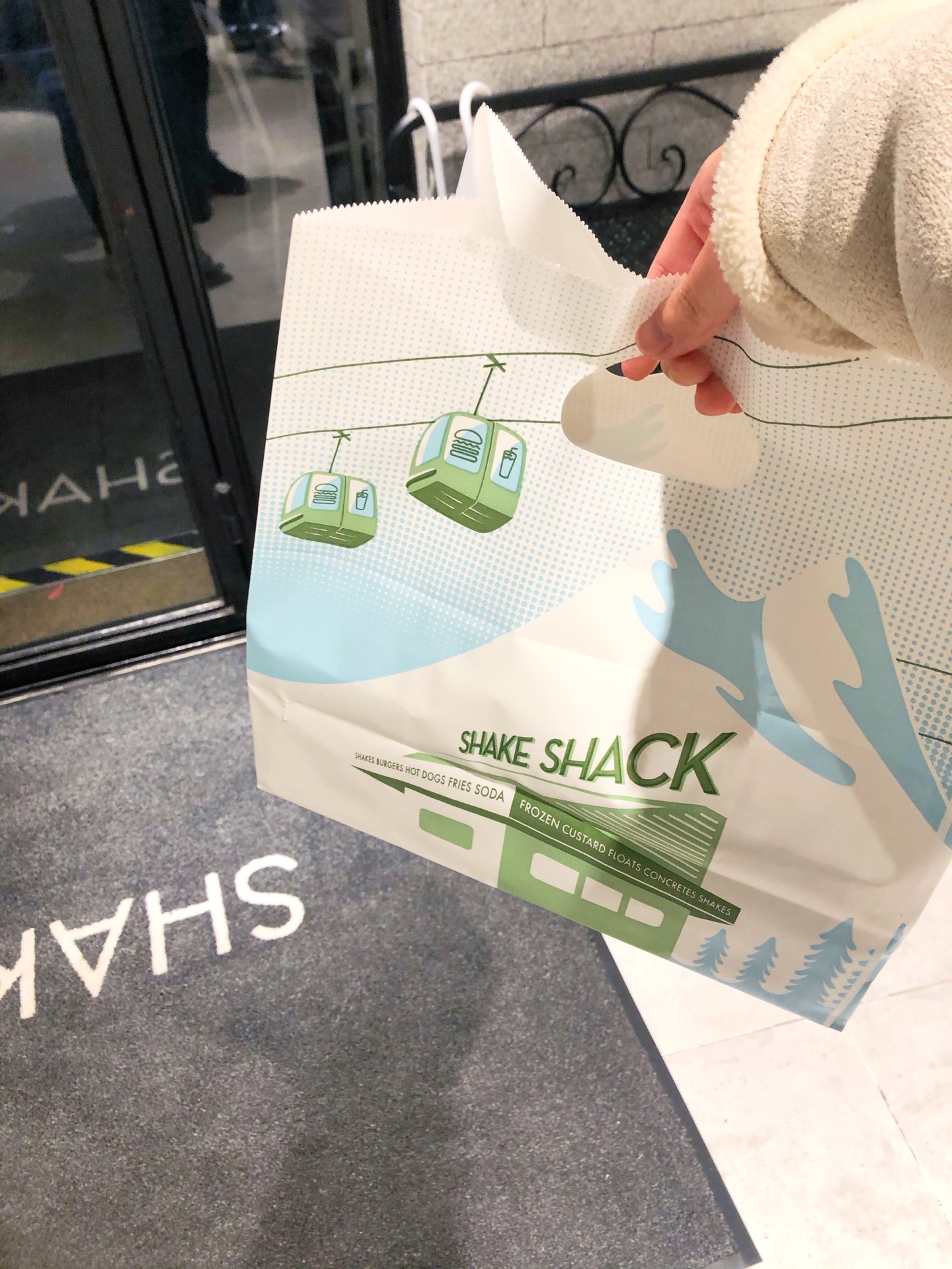 上海Shake Shack(上海新天地店)攻略,Shake Shack(上海新天地店)特色菜推荐/菜单/人均消费/电话/地址/菜系/点评/营业 ...