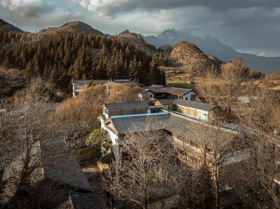Under The Trees · Creek Whisper Holiday Inn Resort - Lijiang