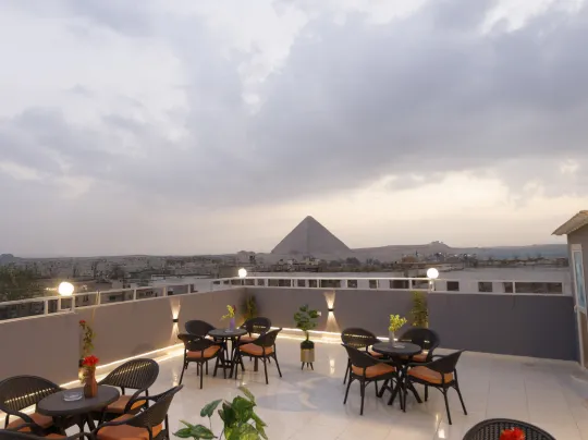 Phoenix Pyramids View Inn - Giza