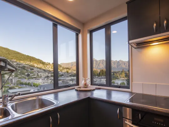 Central Home | Lake Views | 3 Bedrooms | Wifi - Queenstown
