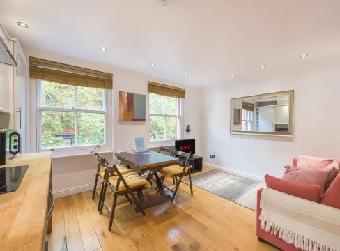 A Midtown Minute - Holborn -  By Frankie Says - London