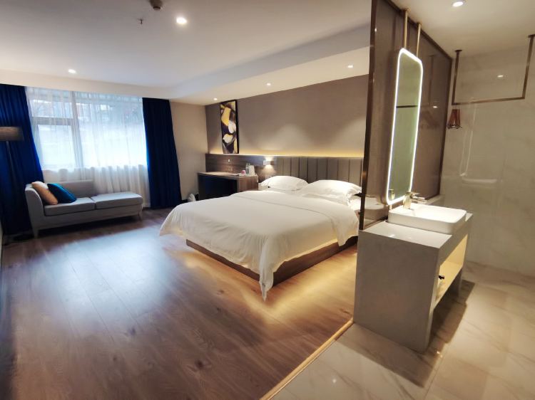 7days Premium Guilin Two Rivers and Four Lakes Central Square in Guilin ...