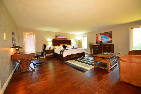 滑铁卢御翠国际庄园(Waterloo Executive Manor with Grand Courtyard View)预订价格,联系电话 ...