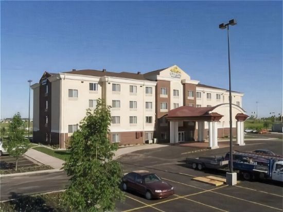 Holiday Inn Express Hotel & Suites Grand Forks, Grand Forks Hotel Price ...