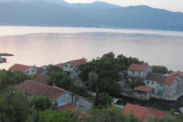 Holiday Home Brinic预订价格,联系电话位置地址【携程酒店】