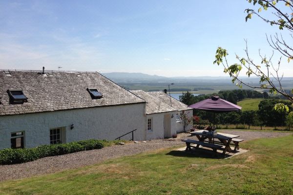 巢居门蒂思山酒店 - 附门蒂思湖壮观景观(Nestled in The Menteith Hills with Spectacular ...