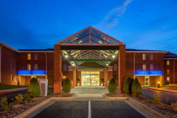 Holiday Inn Express in Hoge Hall On Ft. Leavenworth.预订价格,联系电话位置地址【携程酒店】