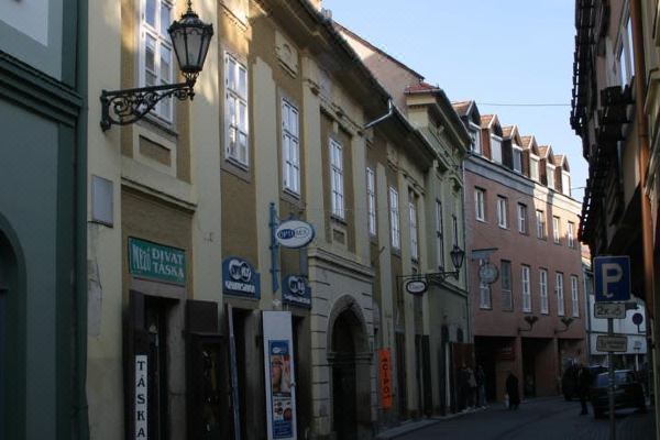 埃格尔设计公寓(Design Apartment Eger)预订价格,联系电话位置地址【携程酒店】